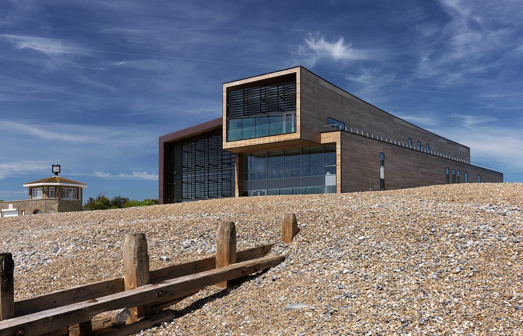 Splashpoint Leisure Centre อาคารทองแดงที่เส้นสายของริบบิ้นทอดยาวระหว่าง ...