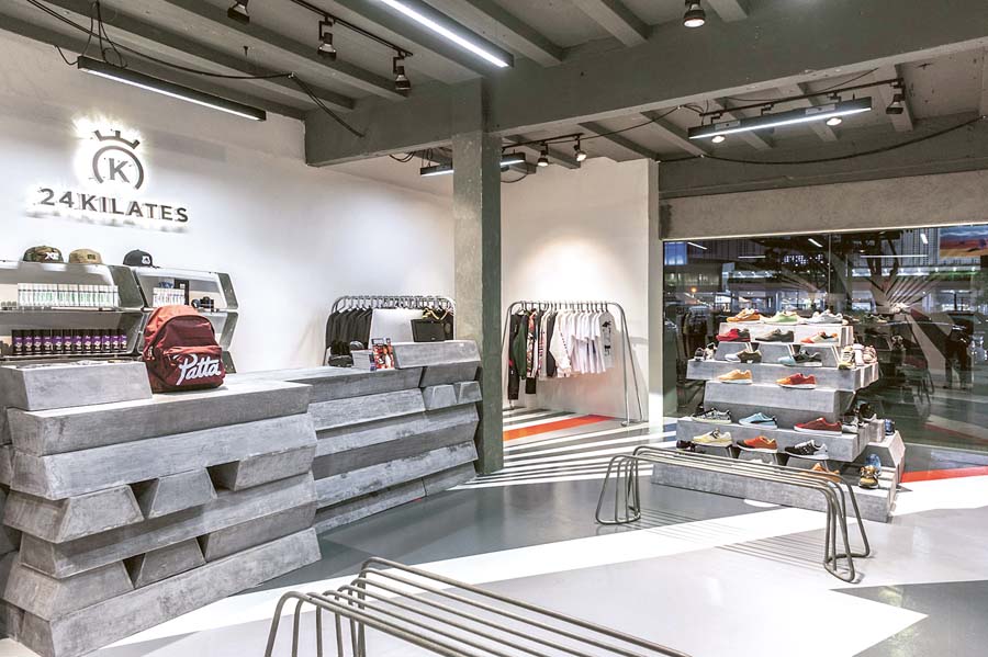 24 KILATES BANGKOK ตามหารองเท้าผ้าใบแรร์ไอเท็มในห้องนิรภัยสีทอง