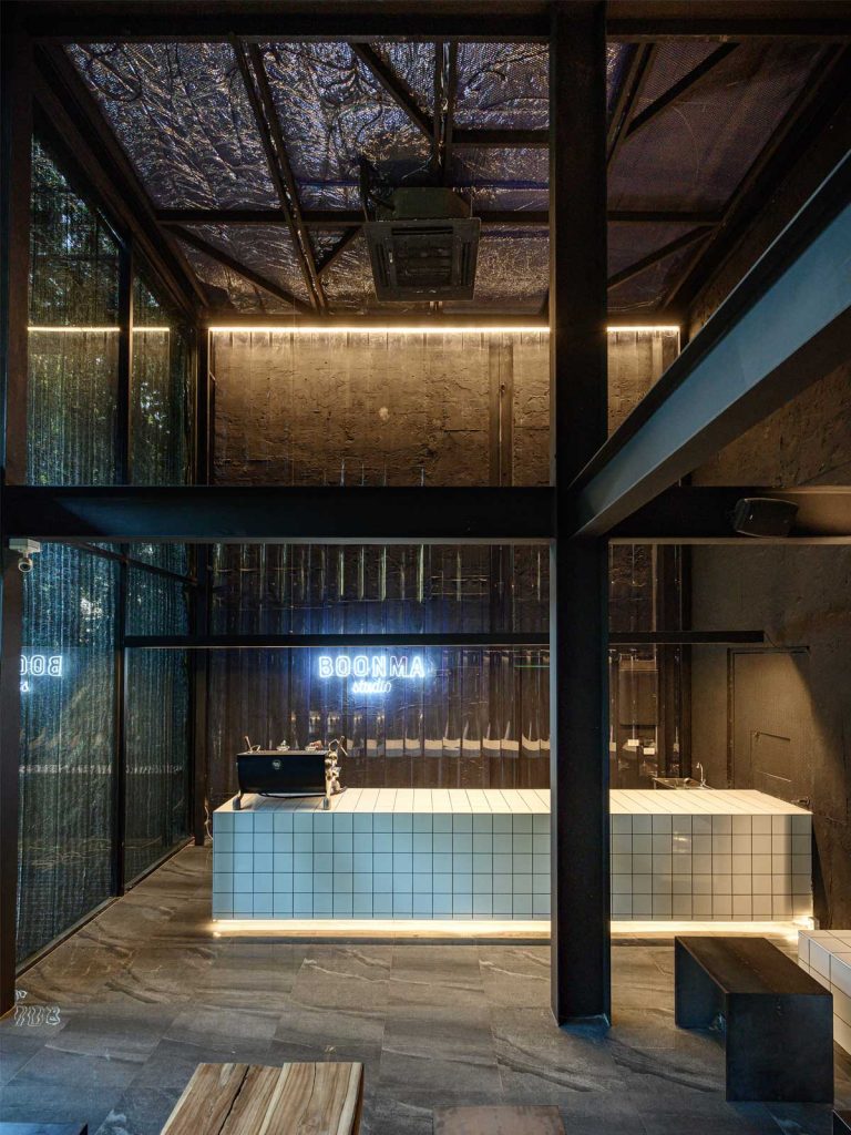 คาเฟ่เชียงใหม่ กลางป่าที่ปรับภาพจำผ่านการห่อหุ้มด้วยฟาซาดพลาสติก BOONMA ...