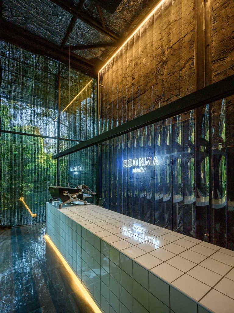 คาเฟ่เชียงใหม่ กลางป่าที่ปรับภาพจำผ่านการห่อหุ้มด้วยฟาซาดพลาสติก BOONMA ...