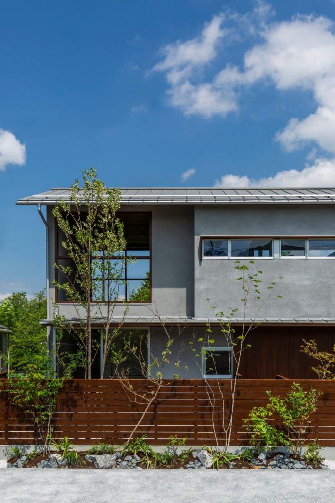 YASU HOUSE บ้านญี่ปุ่น หน้าต่างยาวที่ออกแบบไว้นั่งมองเขาและทิวไม้