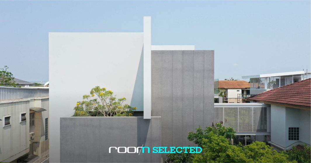 แบบบ้านโมเดิร์น แอบซ่อนคอร์ตเพื่อสร้างพื้นที่ส่วนตัว MIT CHIT HOUSE