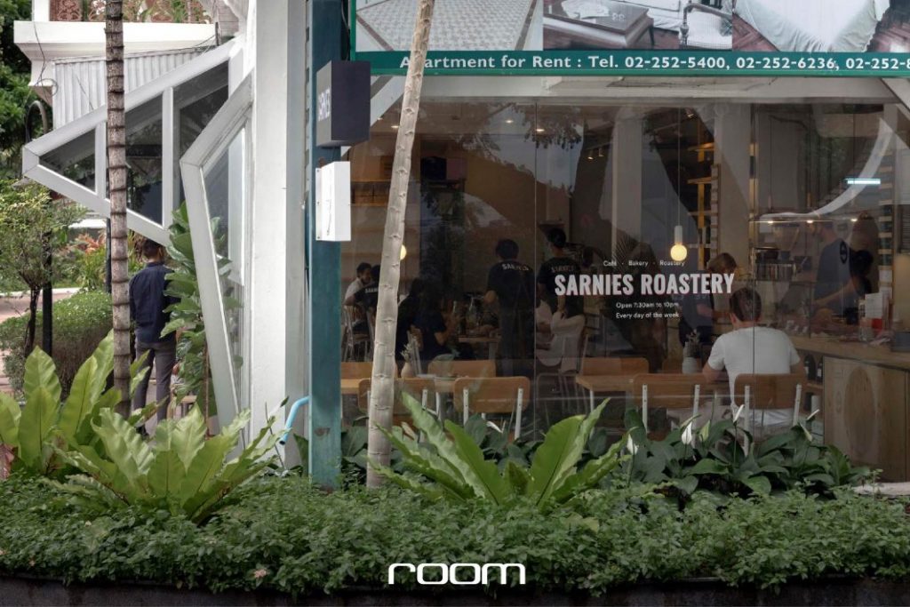 SARNIES ROASTERY คาเฟ่บรรยากาศอบอุ่นด้วยไม้สนในซอยต้นสน เพลินจิต