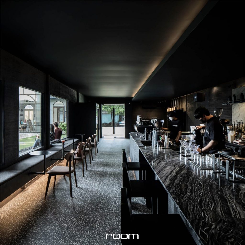 MITTE COFFEE ROASTERY คาเฟ่เข้มขรึมฉบับแบดบอยรอยสัก - room