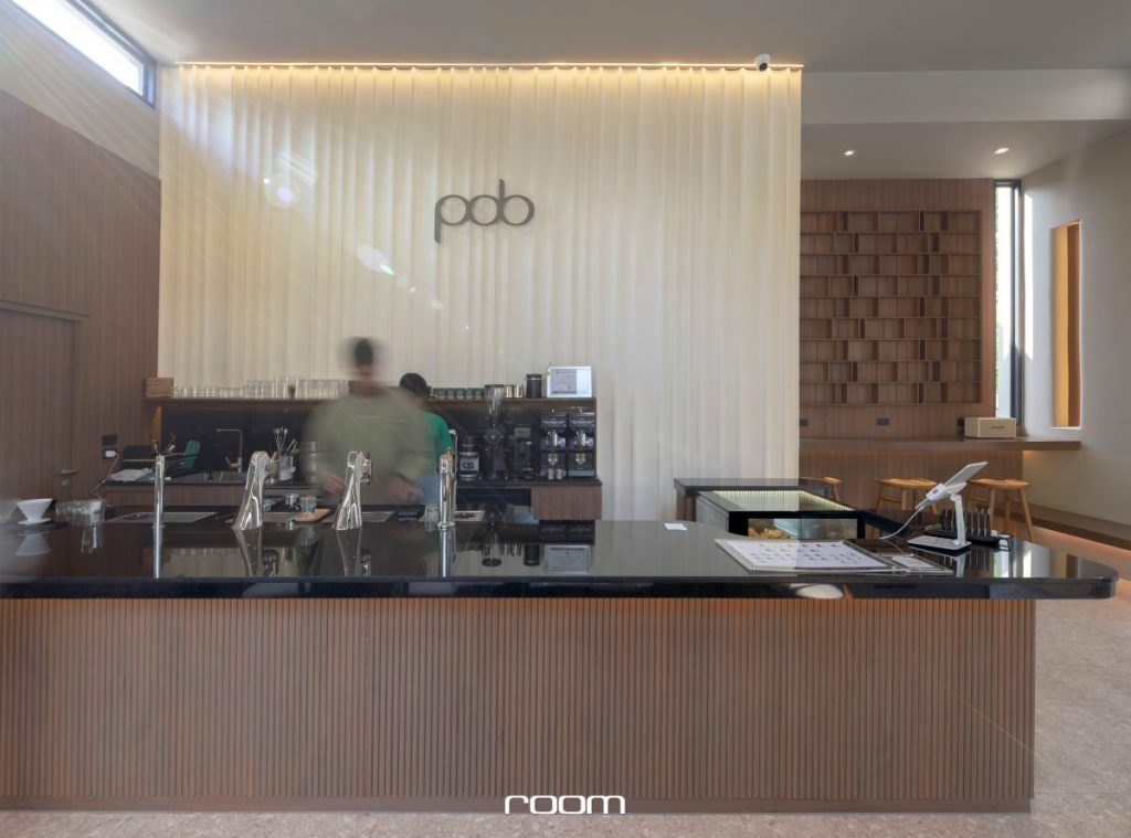 POB Coffee & Living Space คาเฟ่สุทธิสาร อบอุ่นละมุนด้วยเส้นโค้ง