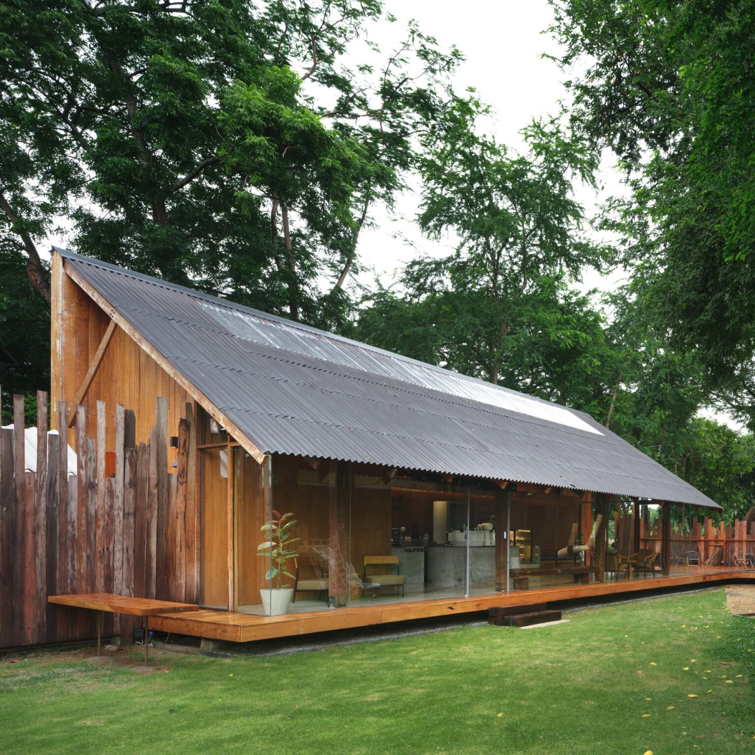 Little Ground Common Spaces Cafe คาเฟ่อุดร ใต้เงาไม้ใหญ่ - room