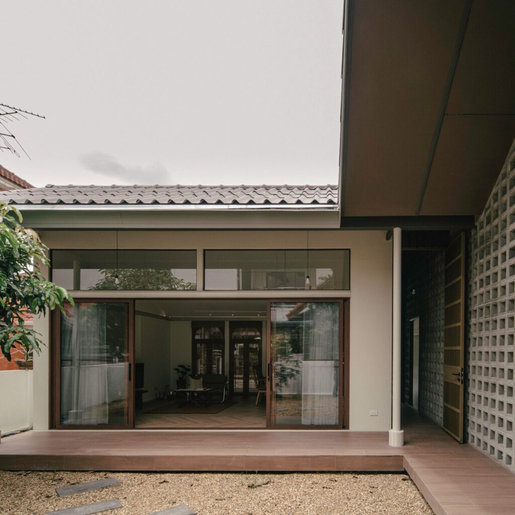 Flow House บ้านชั้นเดียว ต้อนรับแสงแดดและสายลมอย่างเปิดโปร่ง