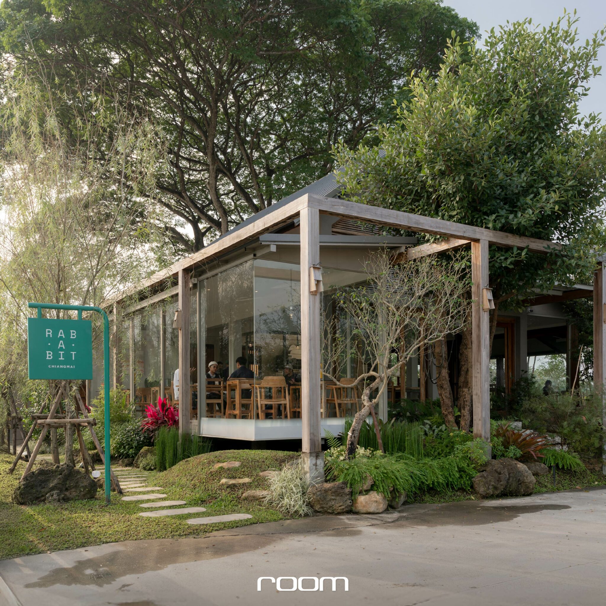 Rab-a-bit ปลี่ยนโฉมอาคารเก่าสู่ร้านอาหารกลิ่นอายงานคราฟต์ท้องถิ่น