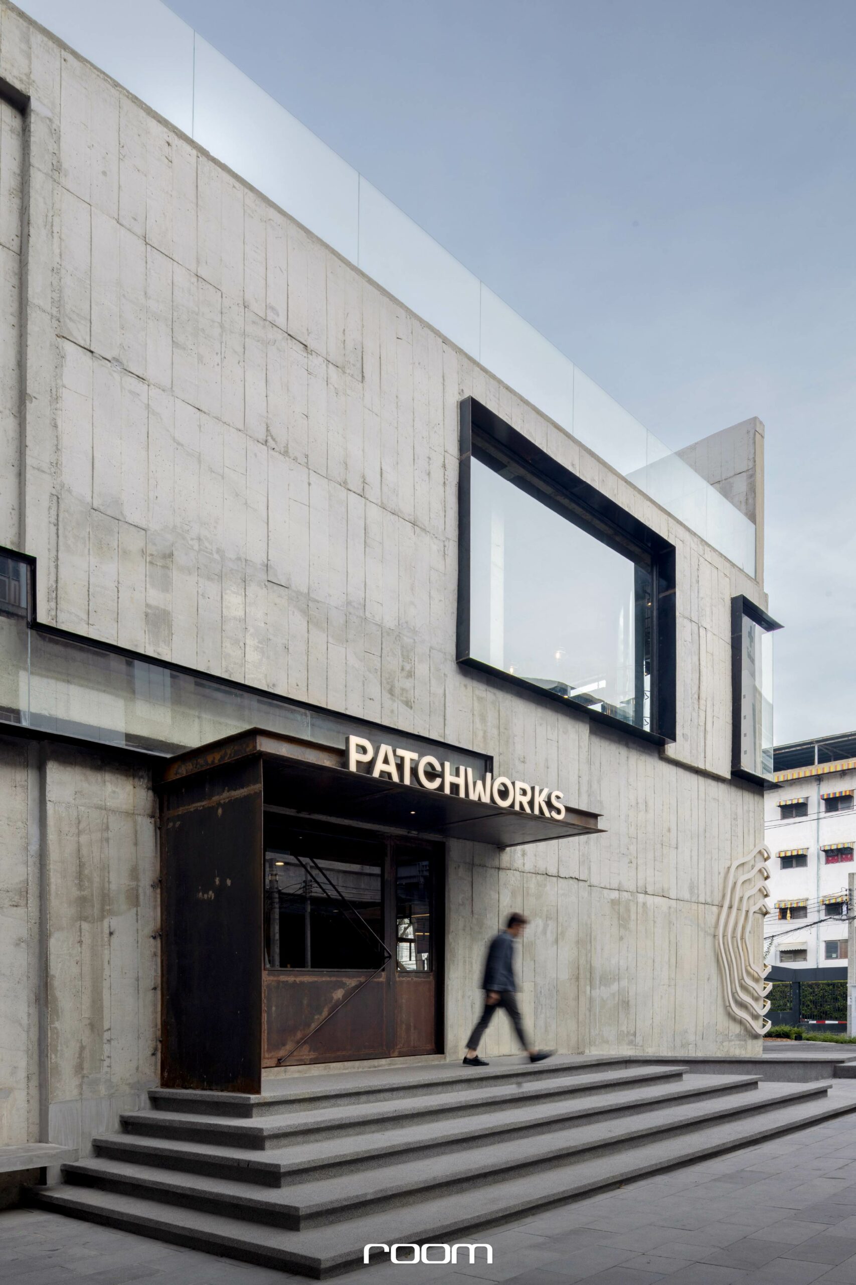 Patchworks คาเฟ่ขนมหวานภายใต้สถาปัตยกรรมเรียบเท่สไตล์บรูทัลลิสม์