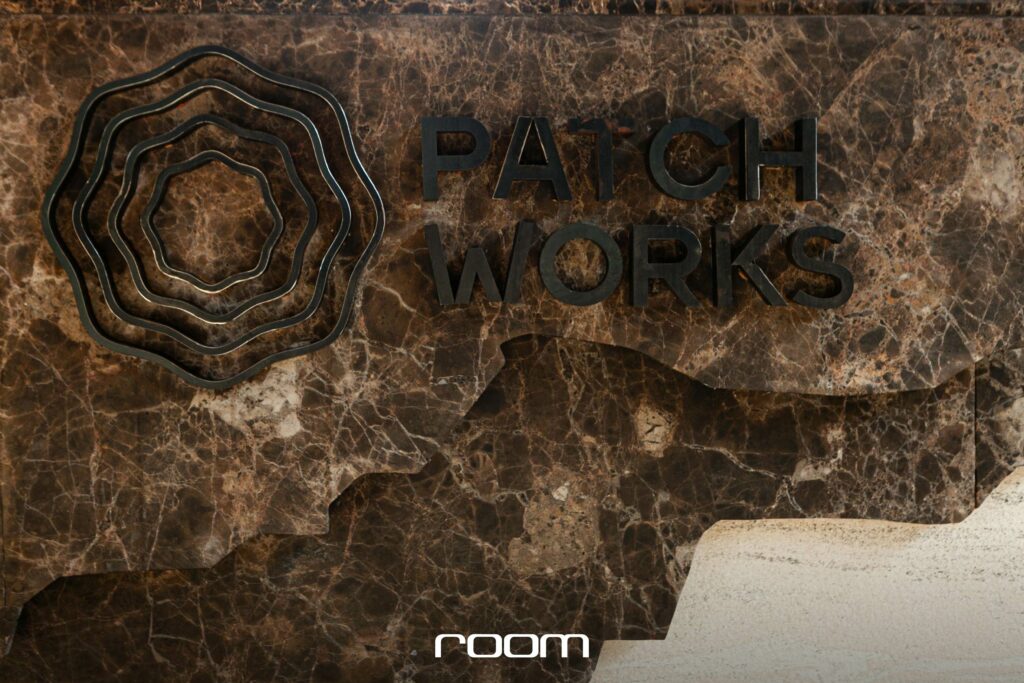 Patchworks คาเฟ่ขนมหวานภายใต้สถาปัตยกรรมเรียบเท่สไตล์บรูทัลลิสม์