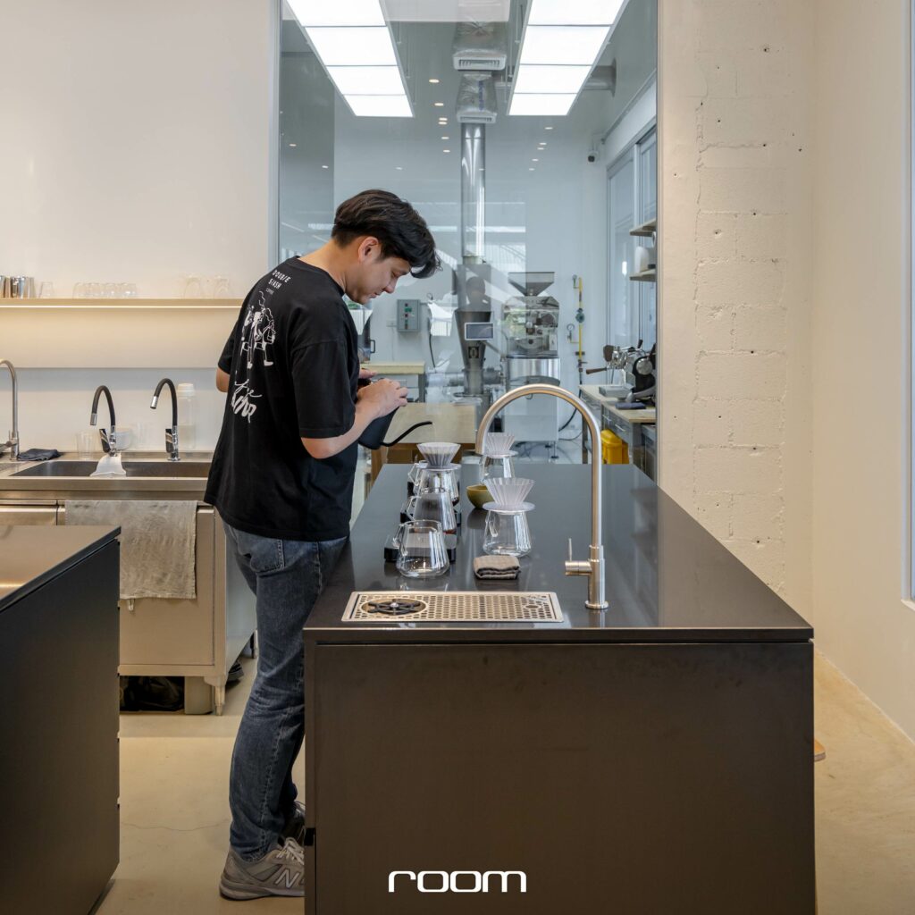 Double Slash // Coffee Space แฟล็กชิบสโตร์คาเฟ่ สไตล์มินิมัล