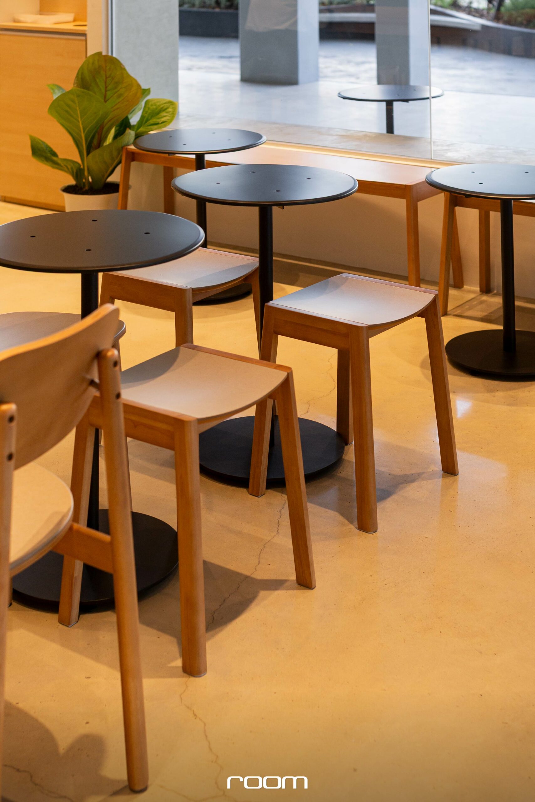 Double Slash // Coffee Space แฟล็กชิบสโตร์คาเฟ่ สไตล์มินิมัล
