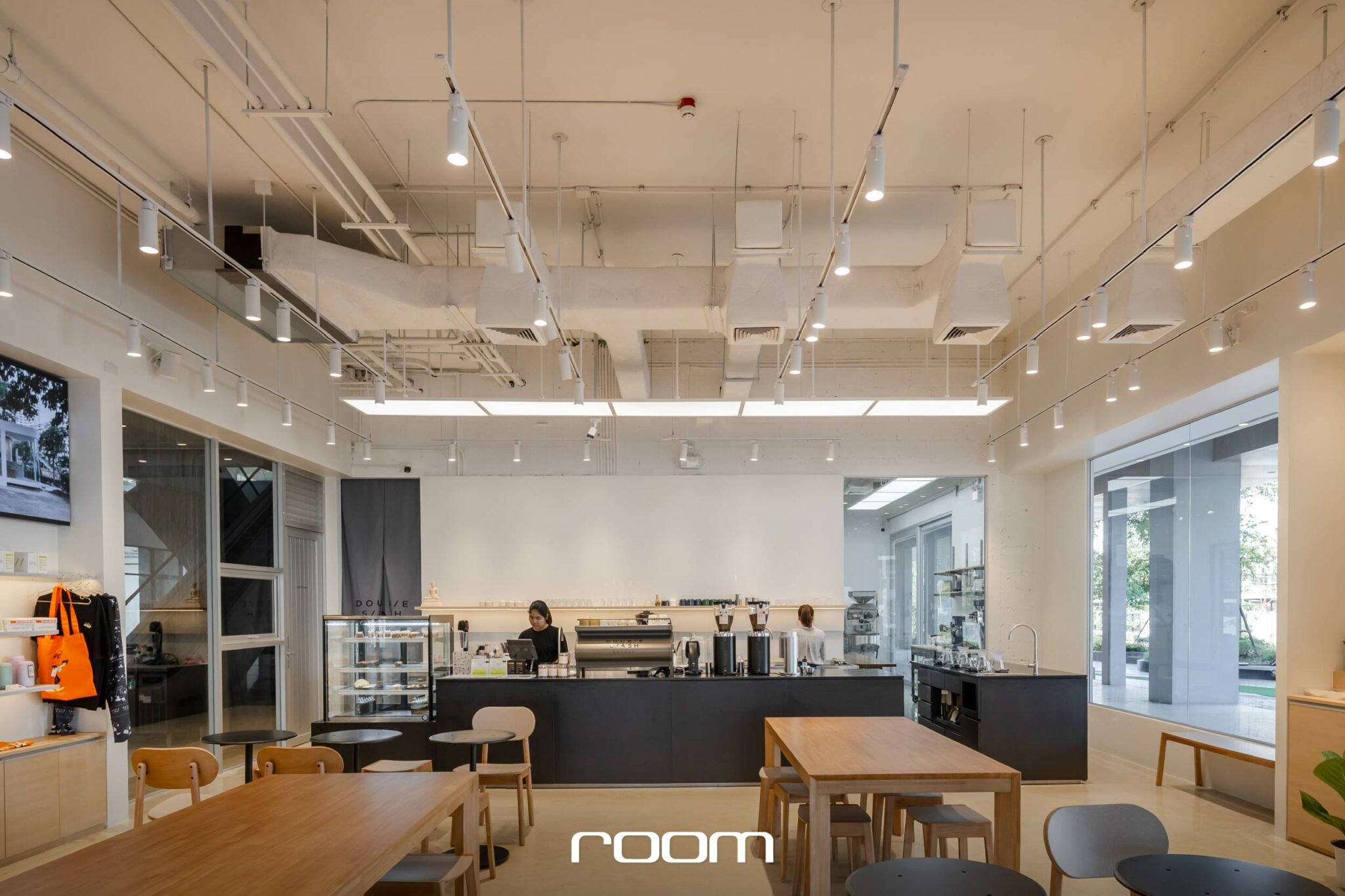 Double Slash // Coffee Space แฟล็กชิบสโตร์คาเฟ่ สไตล์มินิมัล