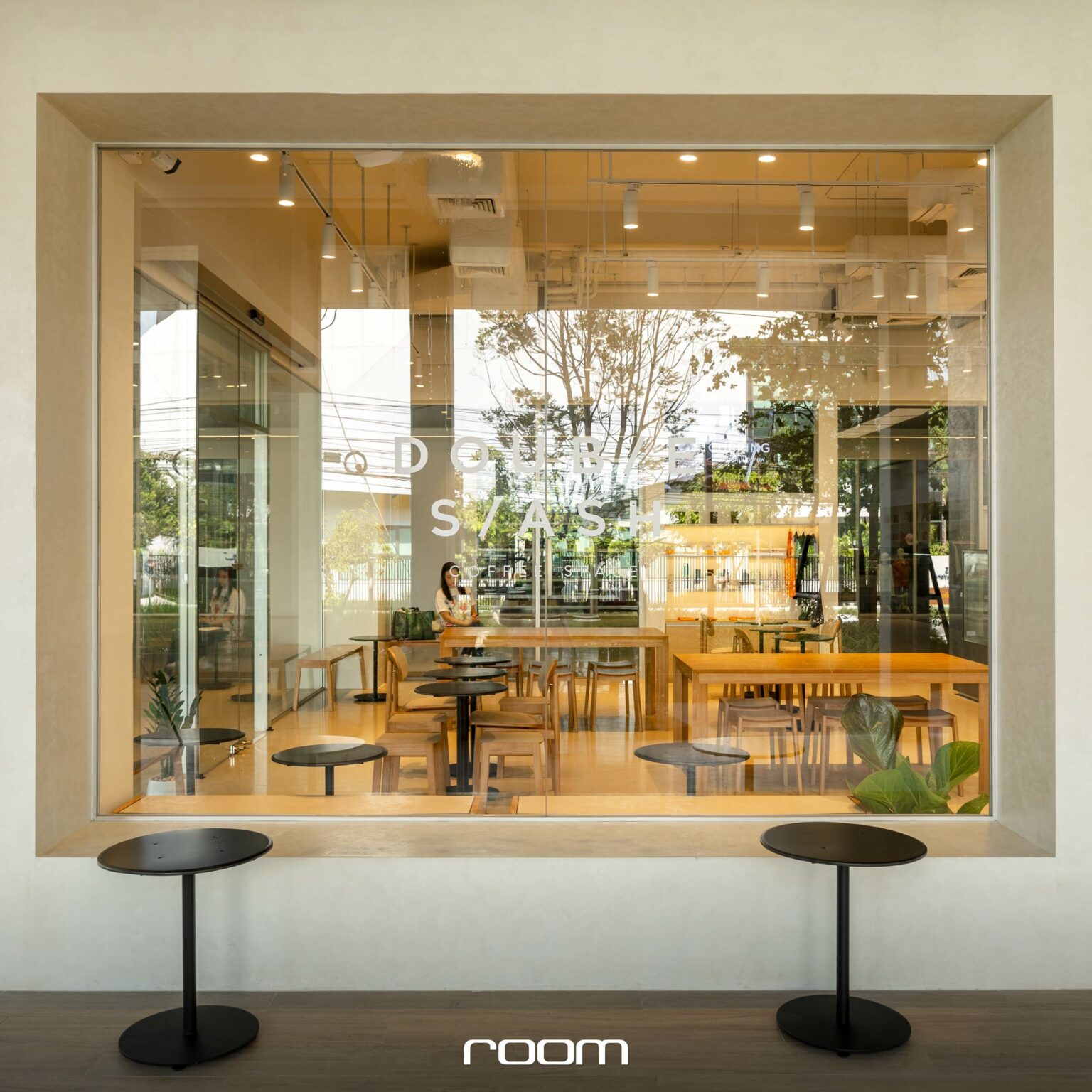 Double Slash // Coffee Space แฟล็กชิบสโตร์คาเฟ่ สไตล์มินิมัล