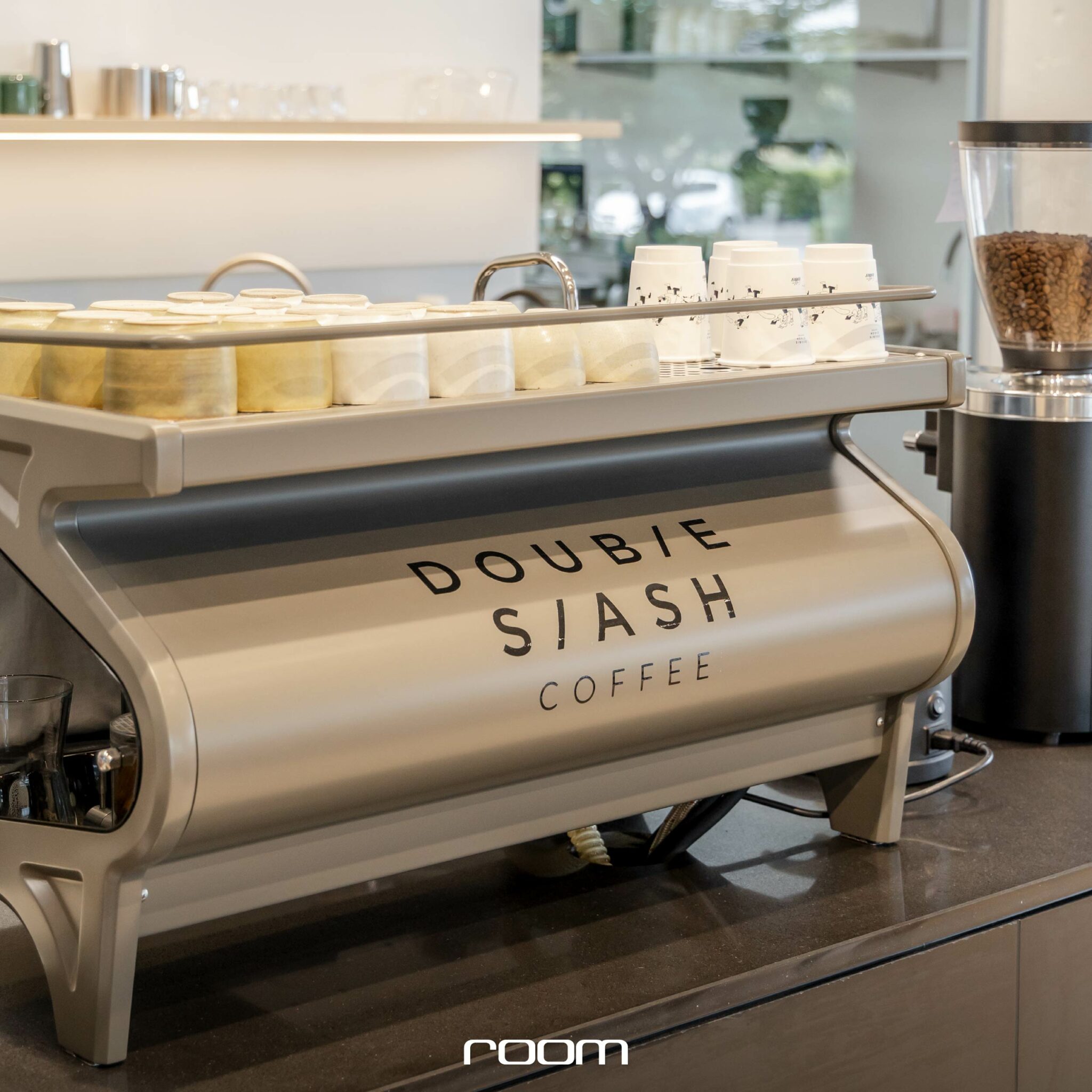 Double Slash // Coffee Space แฟล็กชิบสโตร์คาเฟ่ สไตล์มินิมัล