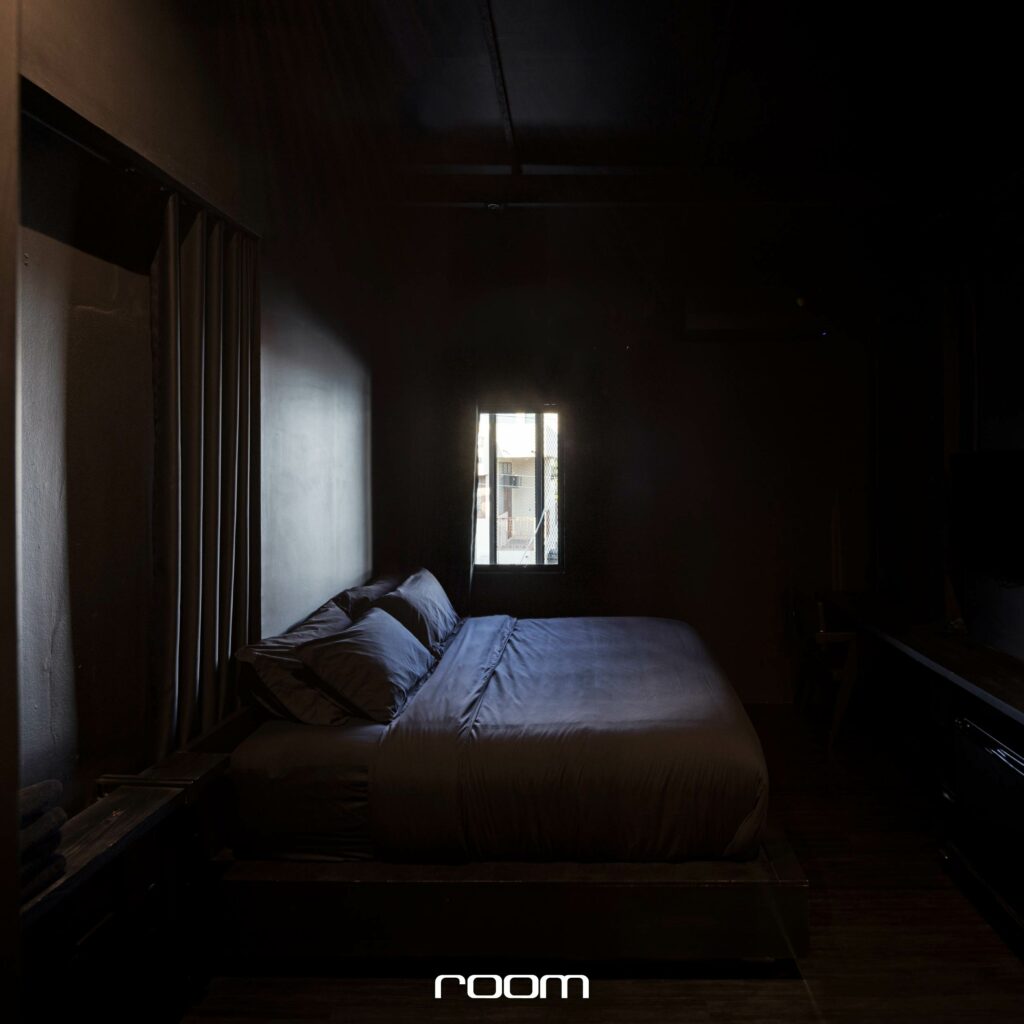 NIN BAR & CAFÉ ที่พักเชียงใหม่ สัมผัสความสงบในที่พักสีดำ - room