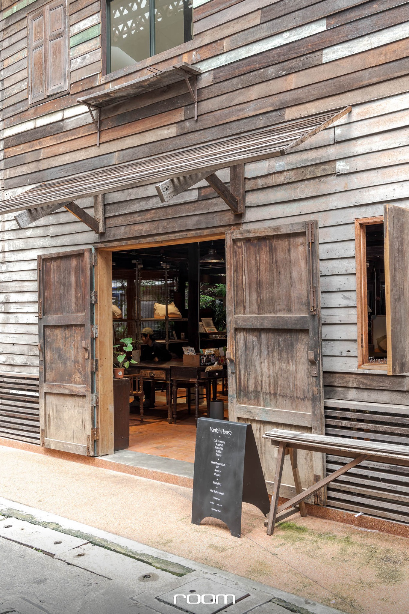 Vanich house คาเฟ่ตลาดน้อย ในโรงกลึงที่เป็นบ้านไม้เก่าอายุเกือบร้อยปี