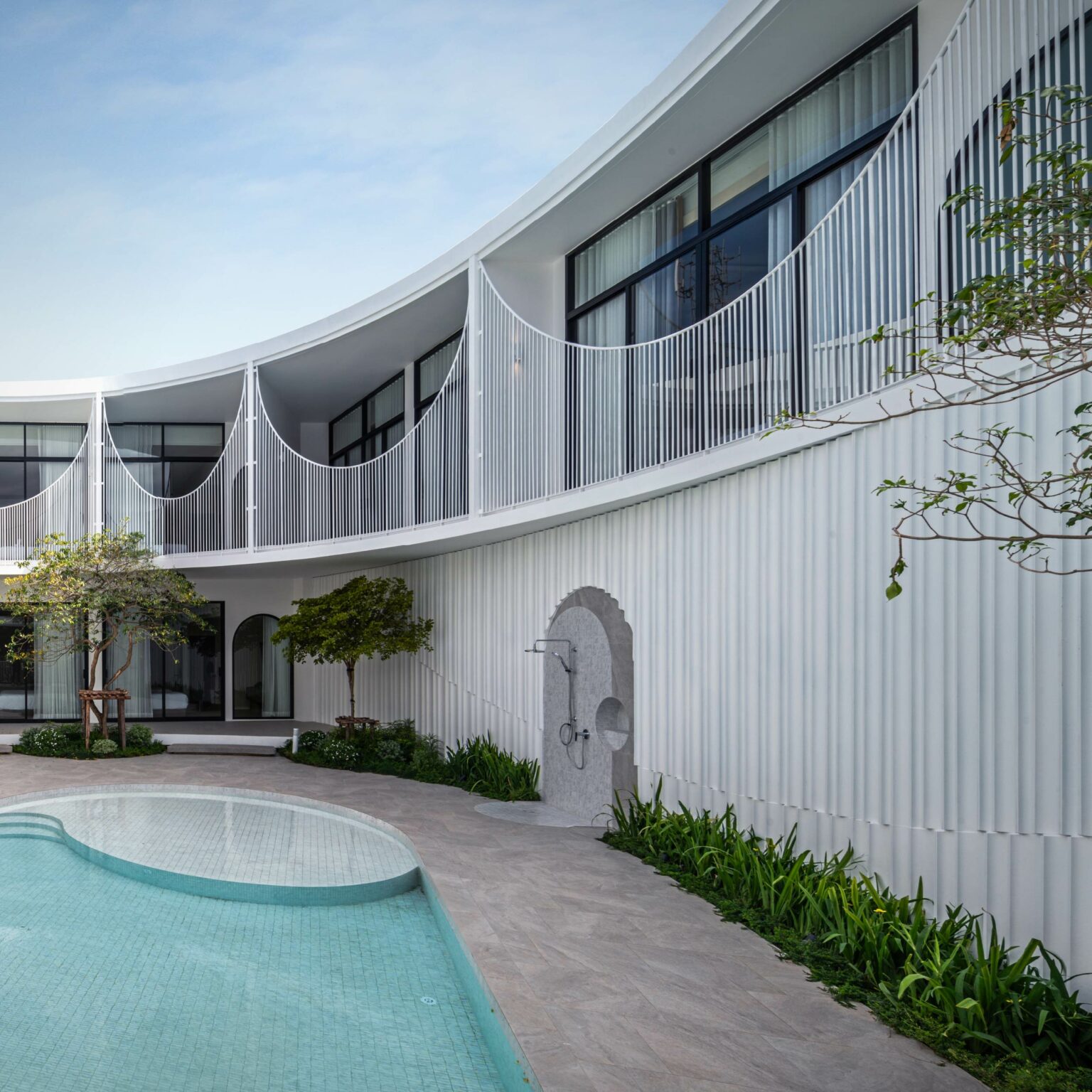 Halff Hotel ที่พักจันทบุรี ดึงเส้นสายของภูเขา ทะเล น้ำตก มาออกแบบ