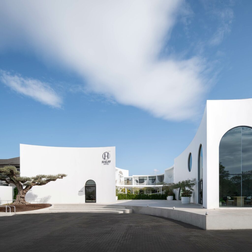 Halff Hotel ที่พักจันทบุรี ดึงเส้นสายของภูเขา ทะเล น้ำตก มาออกแบบ