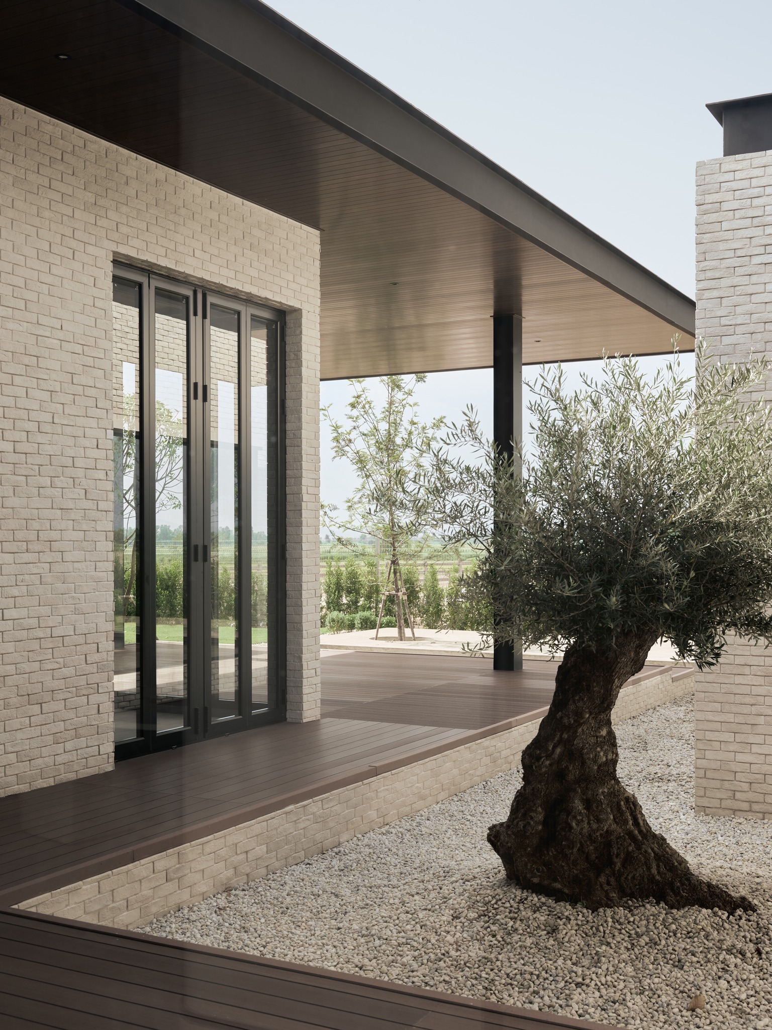 Chiang Rung Residence บ้านโมเดิร์น สร้างจากโครงบ้านเก่าในเชียงราย