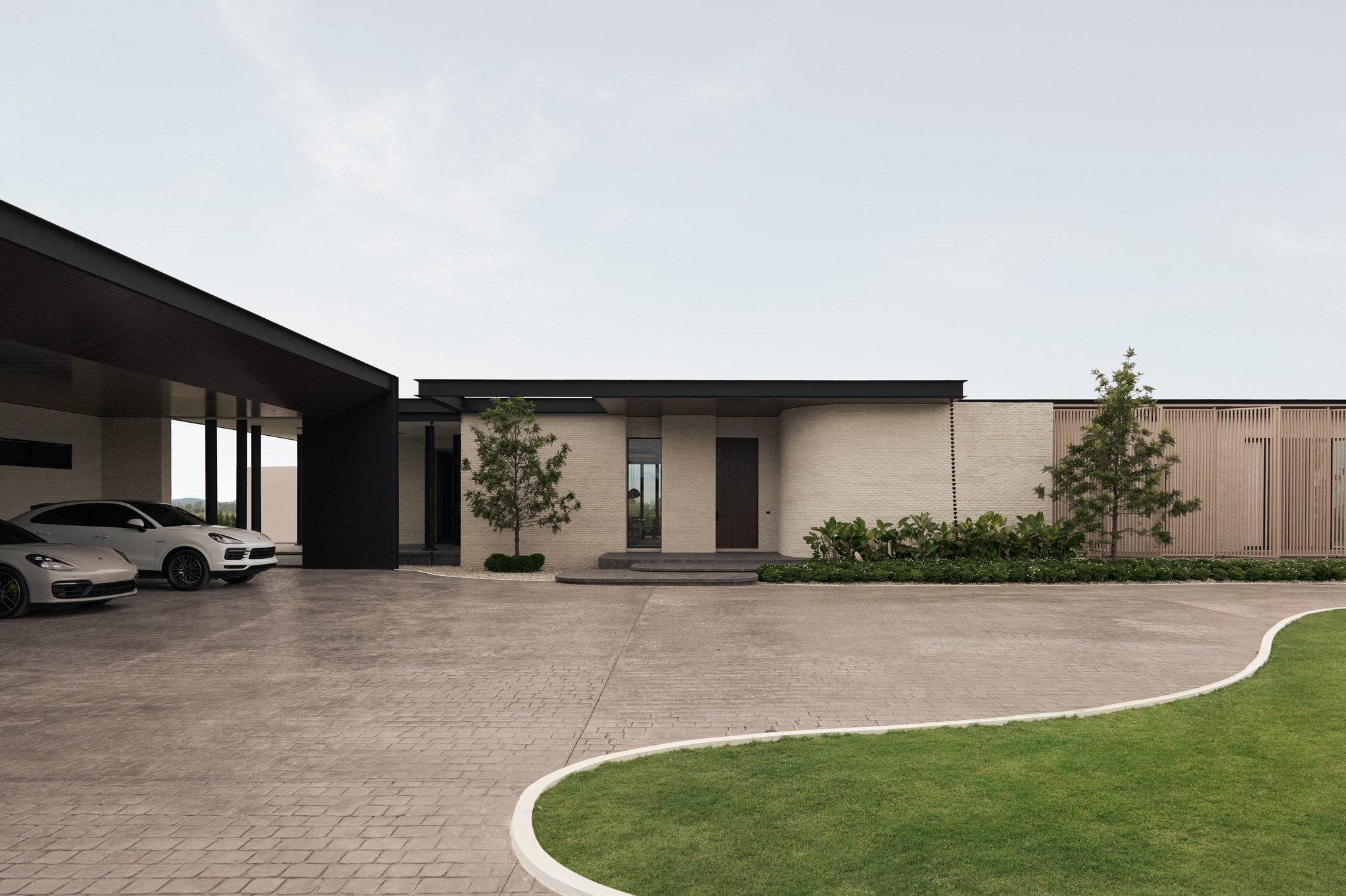 Chiang Rung Residence บ้านโมเดิร์น สร้างจากโครงบ้านเก่าในเชียงราย