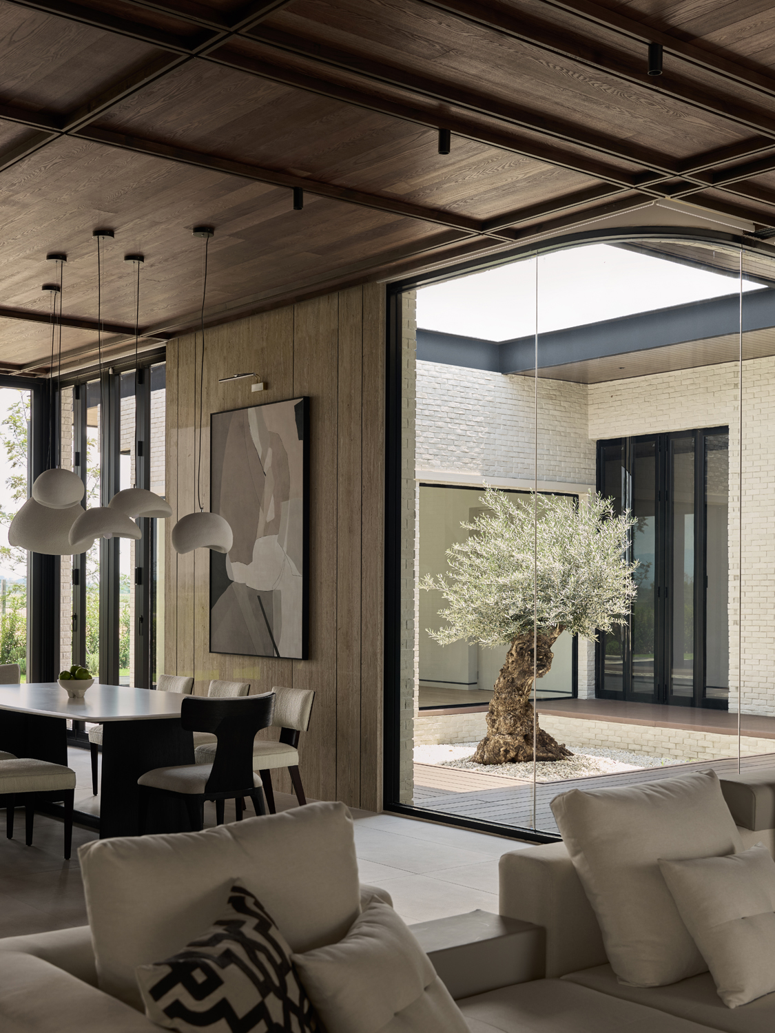 Chiang Rung Residence บ้านโมเดิร์น สร้างจากโครงบ้านเก่าในเชียงราย
