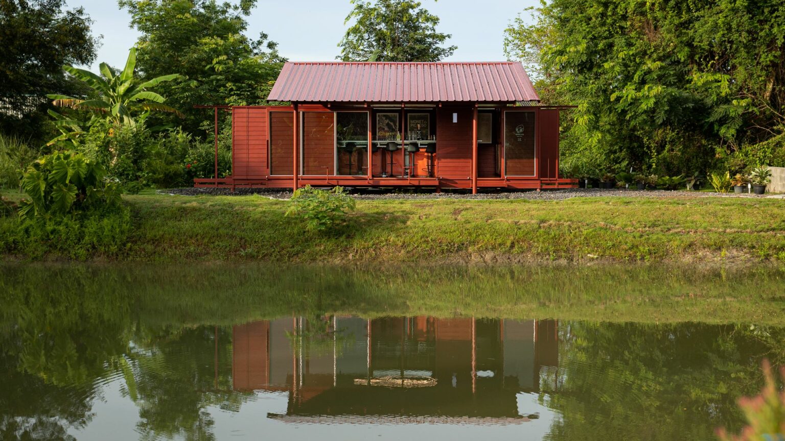 Vermilion Cafe คาเฟ่ระยอง สีแดงชาด ตัดกับธรรมชาติสีเขียวกลางสวน